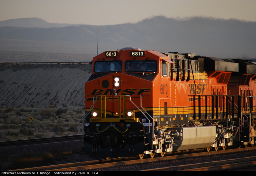BNSF 6813 heads west out of the BNSF Barstow yard as she leads a Z-Train towards LA